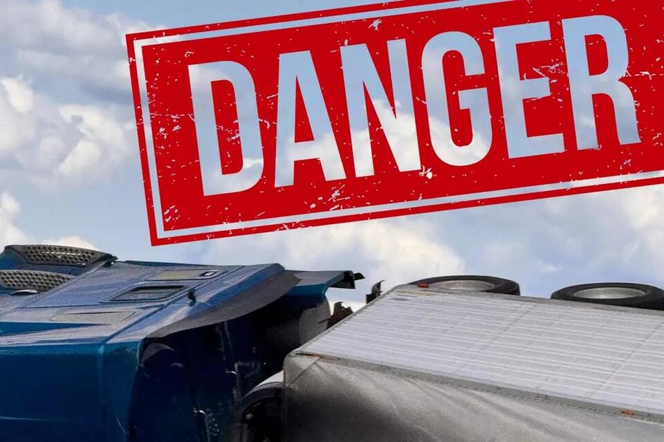 Semi-Truck Tip-over: Dangerous Curve on Kennewick Exit Ramp! - NewsBreak