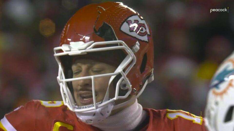Chiefs QB Patrick Mahomes' helmet malfunction causes confusion in ...