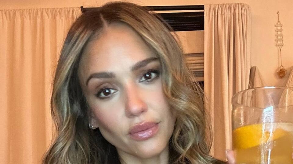Jessica Alba’s Slinky Black Dress Hugs Her Perfectly in Photos - NewsBreak