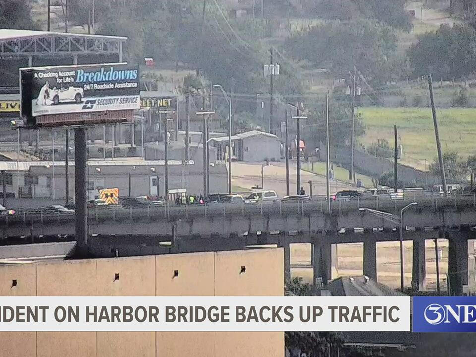 Accident on Harbor Bridge backs up traffic Tuesday