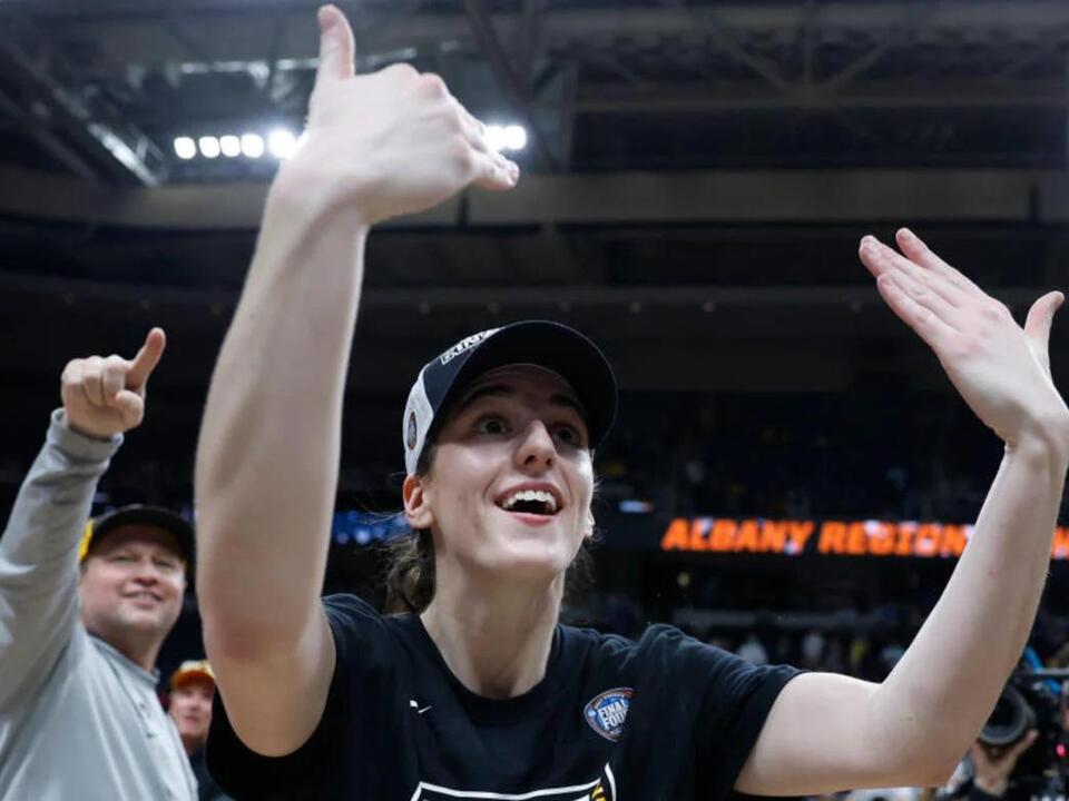 Caitlin Clark, Iowa get surprise visit from Sabrina Ionescu: Liberty ...