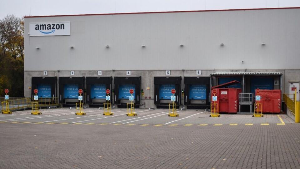 Amazon needs more capacity as USPS auction risks $6B partnership ...