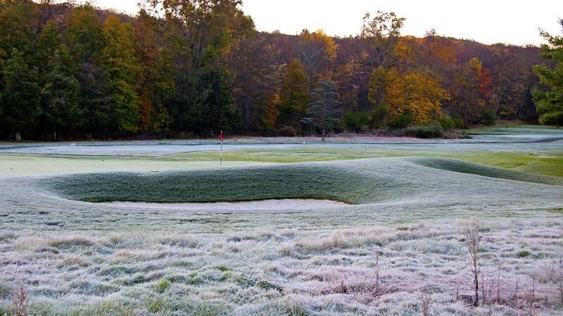 Why do frost delays happen in golf, and how long do they typically last?