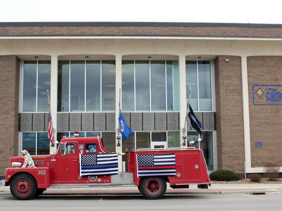 Vintage fire truck pays tribute to fallen first responders