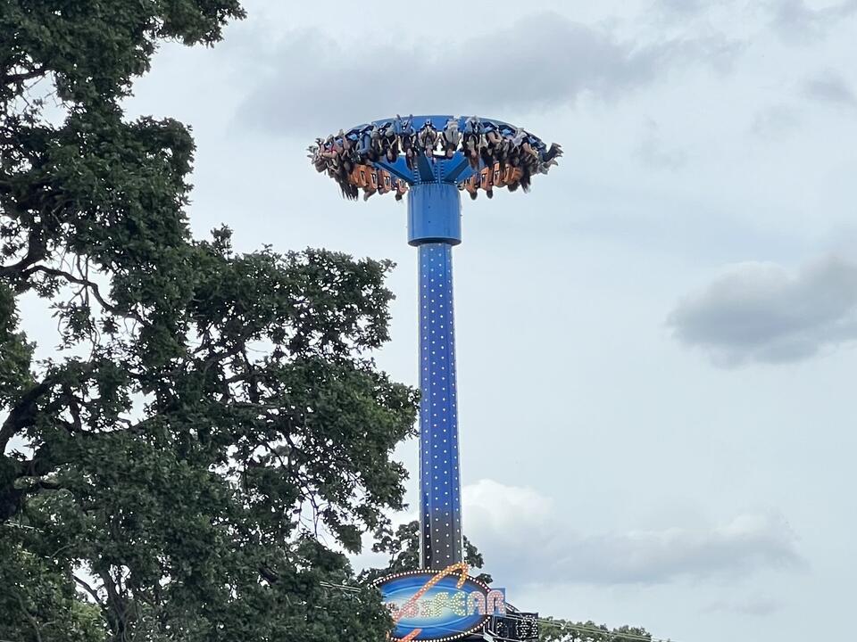 Nearly 30 rescued after being stuck upside down on amusement park ride ...
