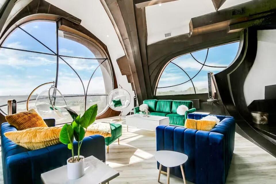 10 of the most wishlisted US Airbnbs for 2026, from a live-in sculpture ...