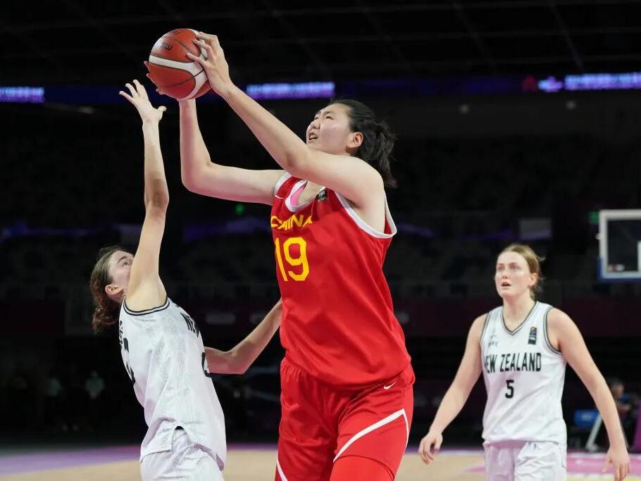 China’s 7-Foot-3 Teen Basketballer Goes Viral