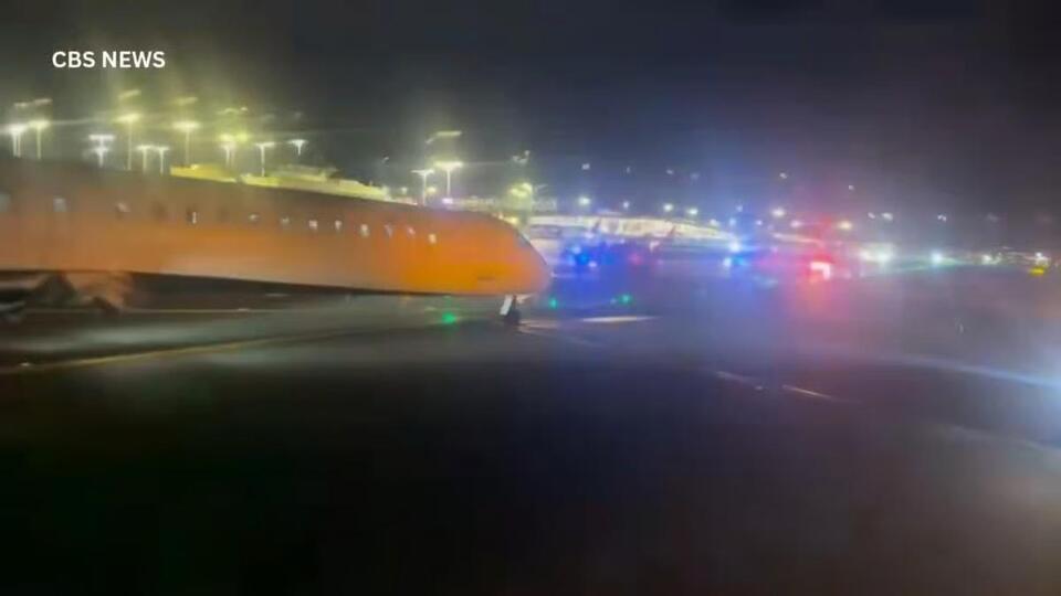 Delta passenger plane wing ripped off in collision with another jet at ...