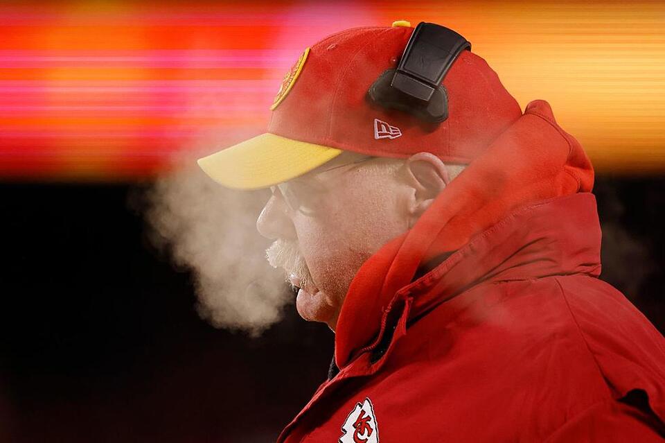 15 Kansas City Chiefs Fans Hospitalized Due to Extreme Cold at Wildcard ...