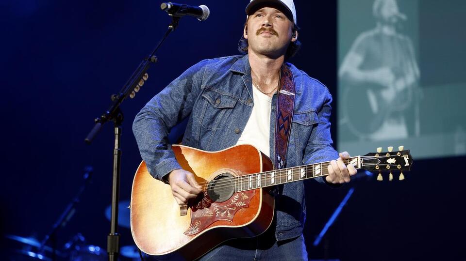 Morgan Wallen Overturns Piano Amid Technical Difficulties During Live ...