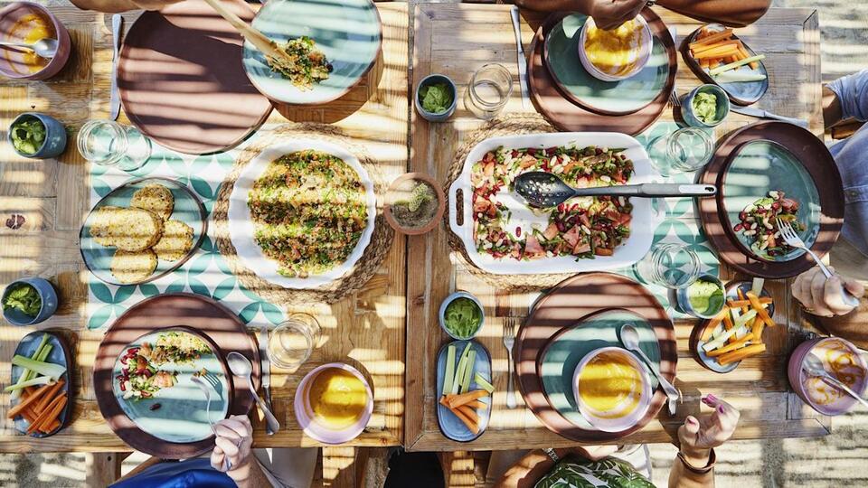 This Is How Long You Can Leave Food Outside Before It Spoils, According ...