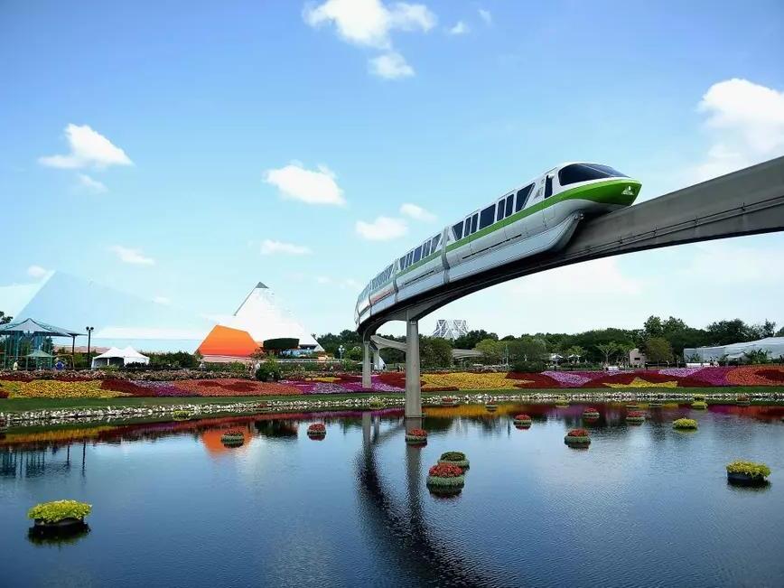 Rude Disney World Guest Brings Cast Member to Tears While Trying to ...