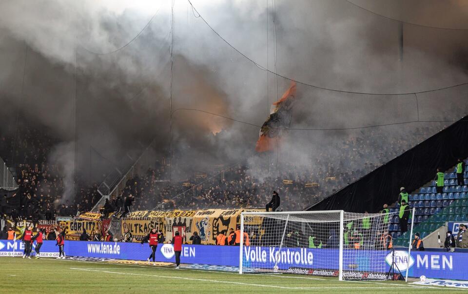 Ministry: 64 police officers injured around German second tier match ...