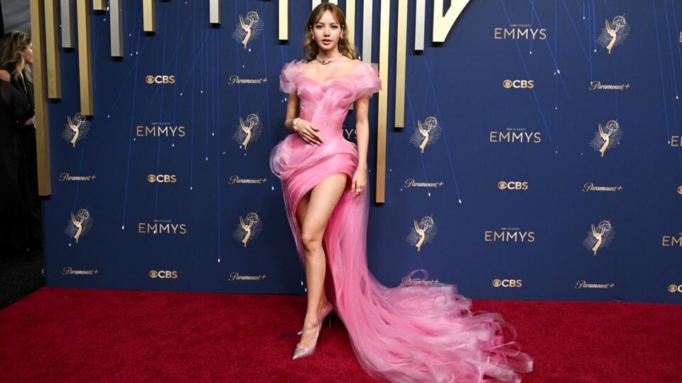 BLACKPINK’s Lisa Opts for High-Slit Pink Gown for Emmys 2025 - NewsBreak