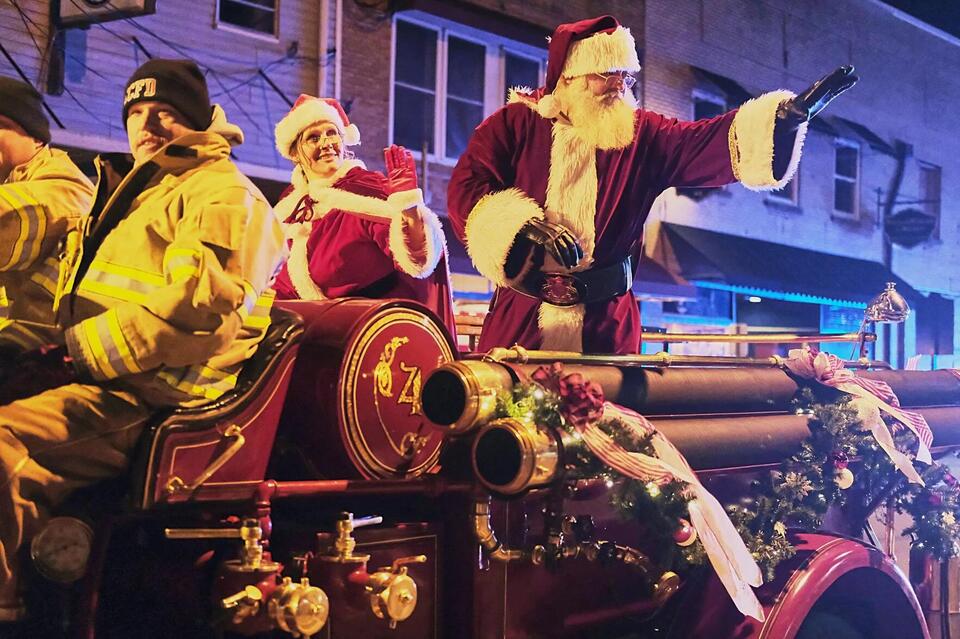 Thousands line Ehringhaus, downtown streets to watch Christmas Parade ...