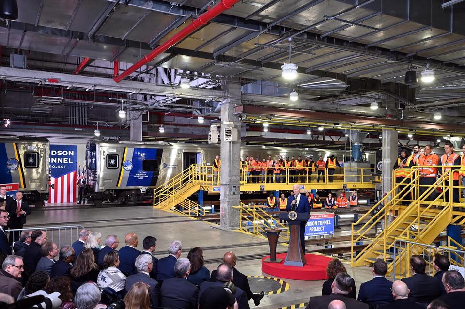 NYC's Gateway tunnel project secures $6.9B federal grant - NewsBreak