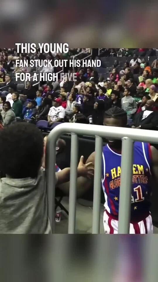 This basketball player gave a young fan the greatest highfive of ...