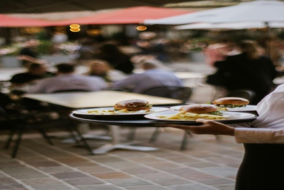 Hidden Fees at Restaurants to Watch for - NewsBreak