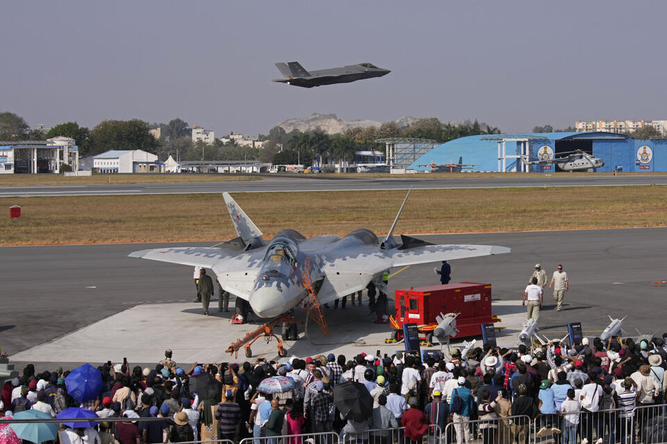 A rare photo shows Russian and American fighter jets in one place, in ...