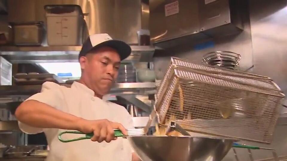 Blue Plate Oysterette, a Santa Monica restaurant, closing Jan. 2026 ...