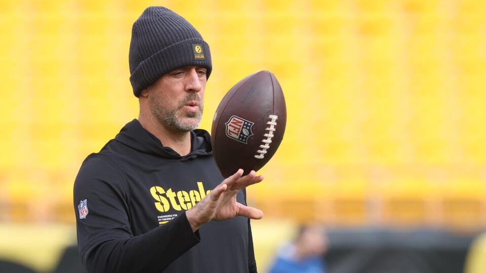 Aaron Rodgers apparently suffers pre-game injury to finger on throwing ...