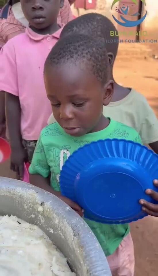 Feeding homeless children 😭😭 - NewsBreak