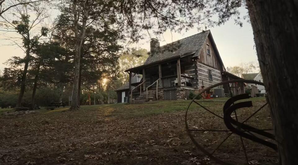 WATCH: Johnny Cash’s Son, John Carter, Gives Tour Of Iconic “Cash Cabin ...