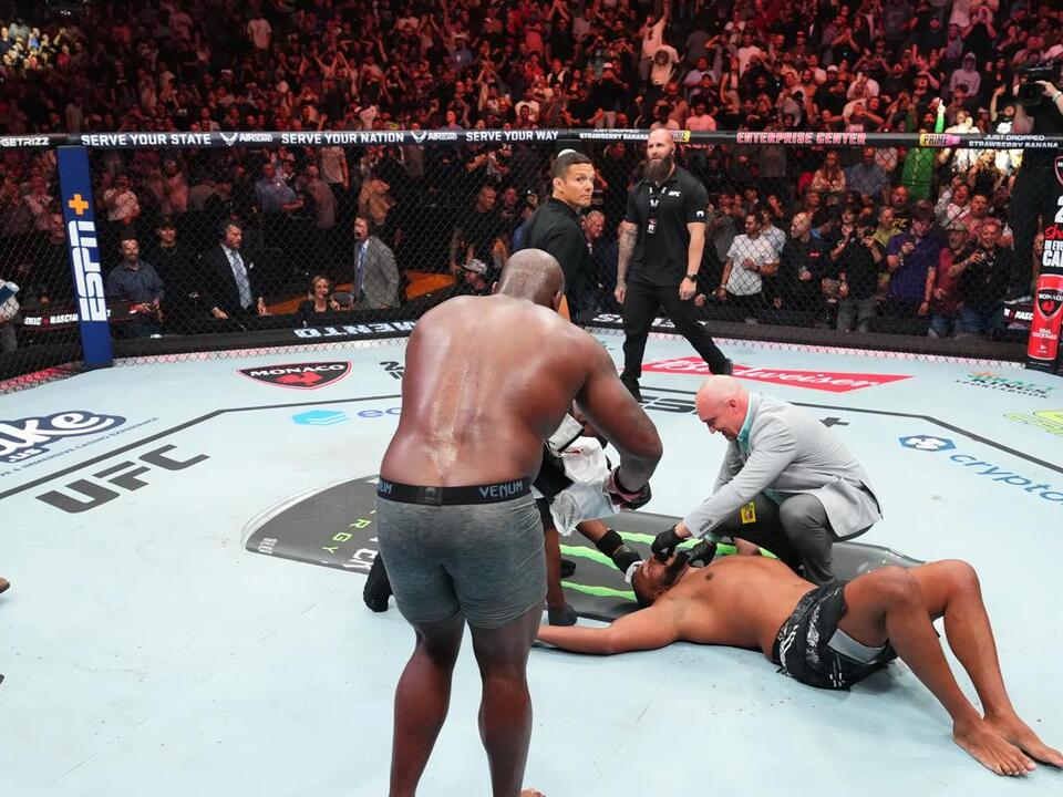 Highlights! Derrick Lewis delivers vicious KO, removes shorts before ...
