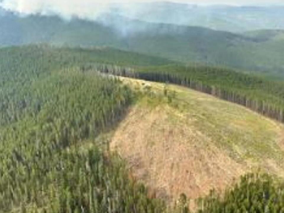Evacuation warnings persist as Johnson Fire grows, community meeting ...