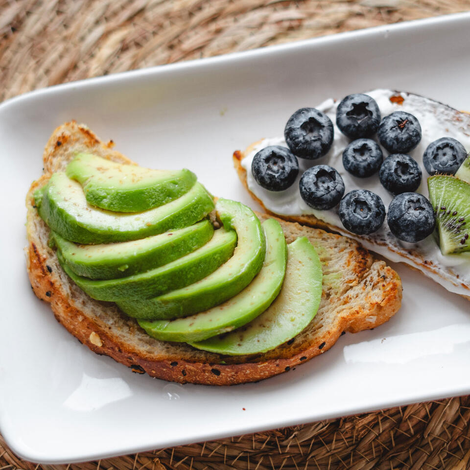 9 Game-Changing Low-Sugar Foods To Reduce Bloat & Lose Fat, According ...