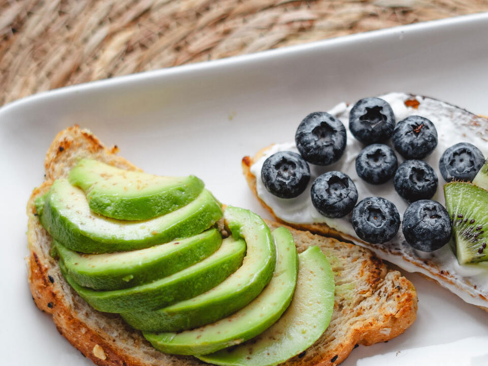 9 Game-Changing Low-Sugar Foods To Reduce Bloat & Lose Fat, According To Nutrition Experts ...