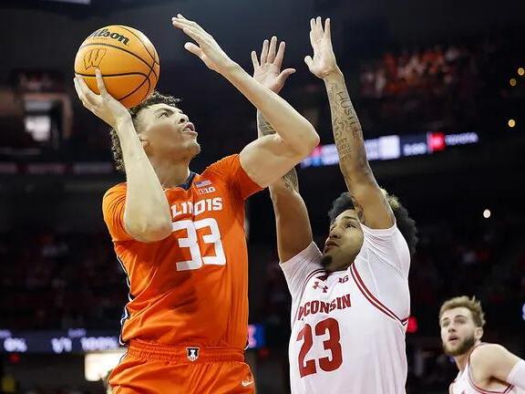 Illinois beats Wisconsin, Howard Moore gets standing ovation