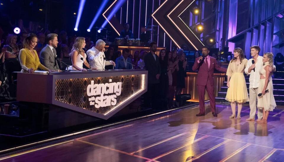 ‘You Lifted Me Up’: Robert Irwin’s Emotional ‘DWTS’ Dance for Mom Terri ...