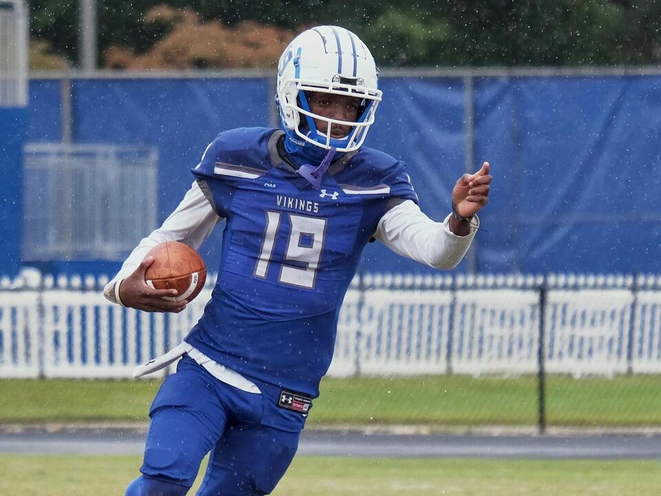 Blue Bears hold off Vikings 23-17 as Vikings final drive comes up short