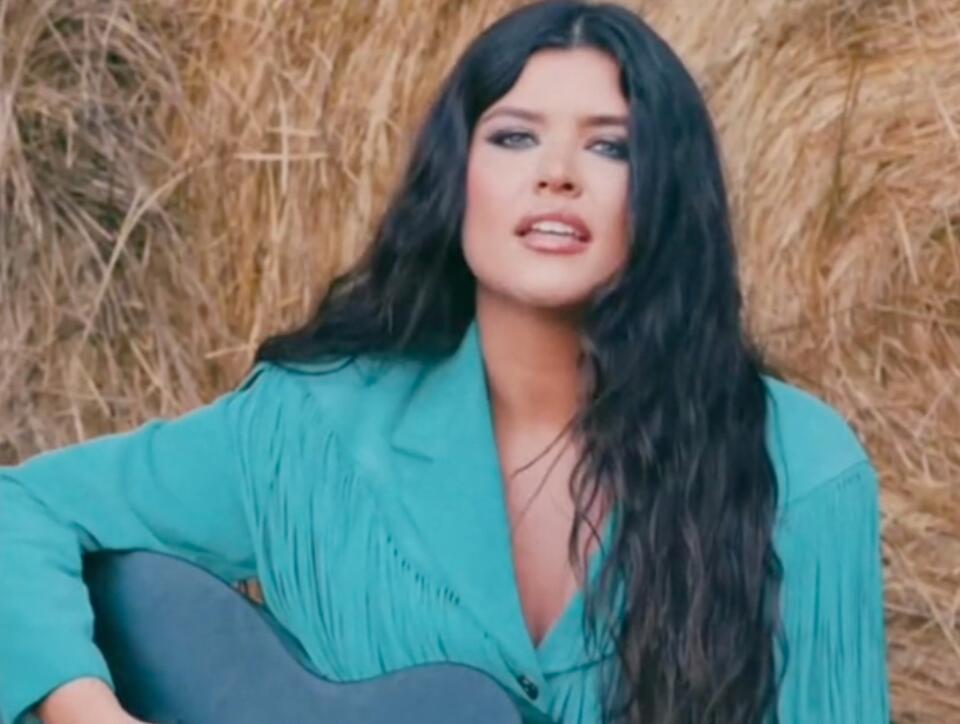 Country Singer Belle Frantz Goes Viral With Incredible Cover Of Conway ...