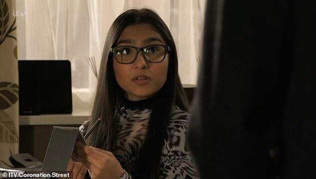 'She's an icon!' Coronation Street fans praise teen Asha Alahan as she casually comes out to dad ...