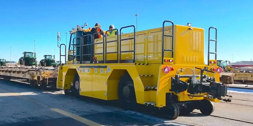 First ever electric rail car mover gets to work at Port of Baltimore ...