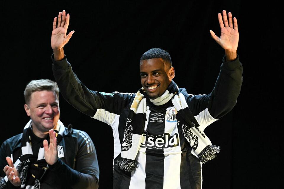 Alexander Isak releases statement to Newcastle fans after ...