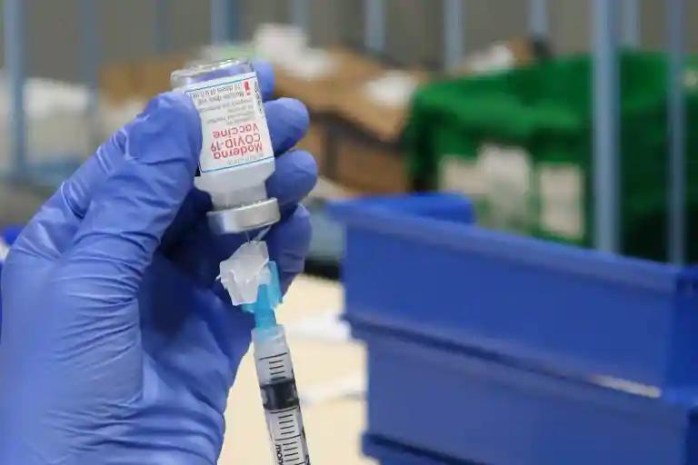 People 65 and older no longer need a prescription for a COVID booster ...