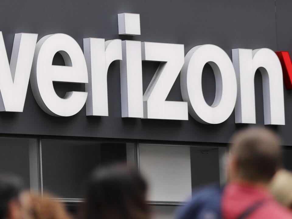 Thousands of Verizon customers report service outages Monday morning