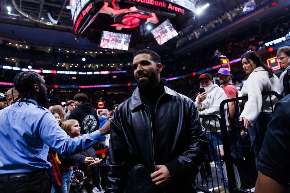 "No one wanted to see this outfit" — Internet reacts to Drake wearing a ...