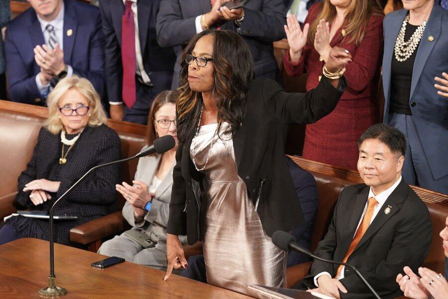 House blocks censure of Stacey Plaskett over Epstein texts - NewsBreak