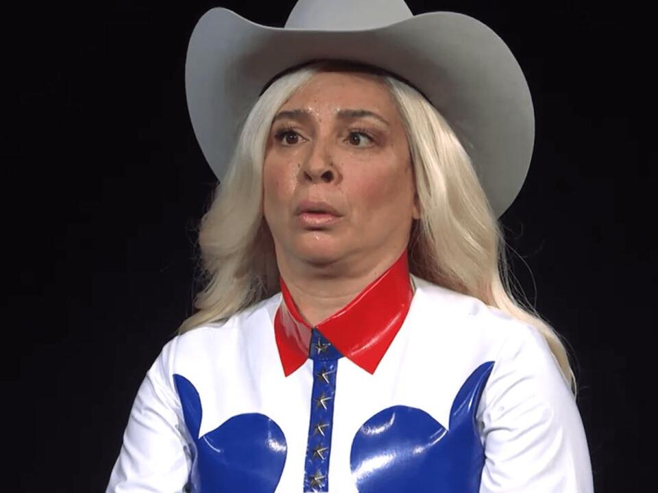 Maya Rudolph Channels Beyonce’s “Cowboy Carter” Vibe In ‘Hot Ones’ Skit ...