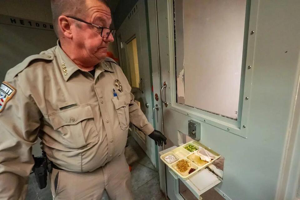 Sheriff serves Thanksgiving feast to inmates and jail staff — PHOTOS ...