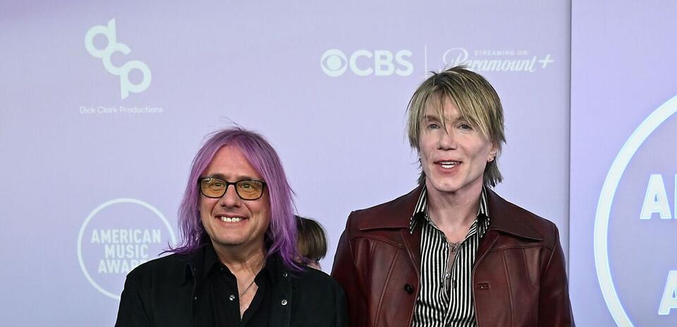 Awkward moment Goo Goo Dolls lost award despite audience singing their ...