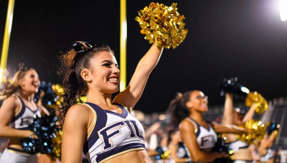 ‘FIU Goth Cheerleader’ Goes Viral During Team’s Appearance In The First ...