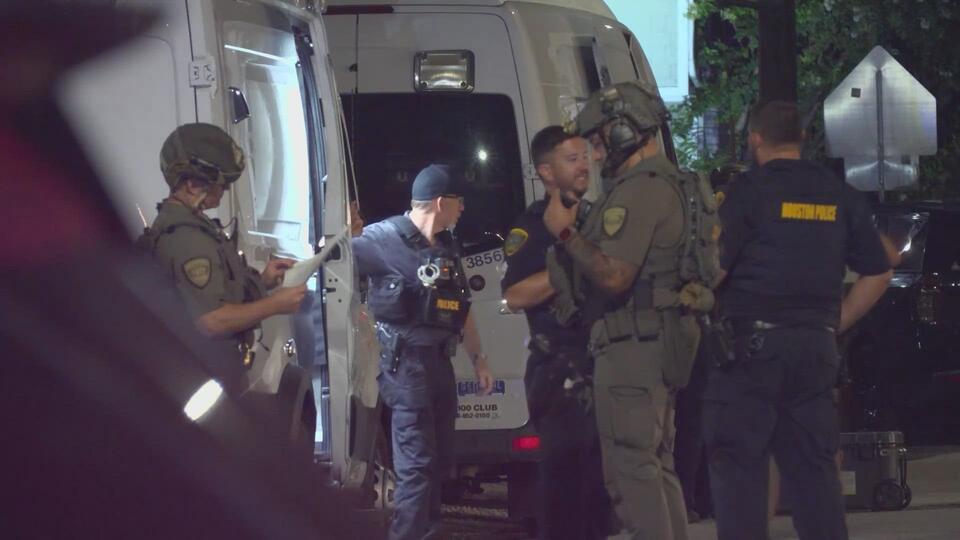 Officer shoots, kills woman in hours-long SWAT standoff in Heights area ...