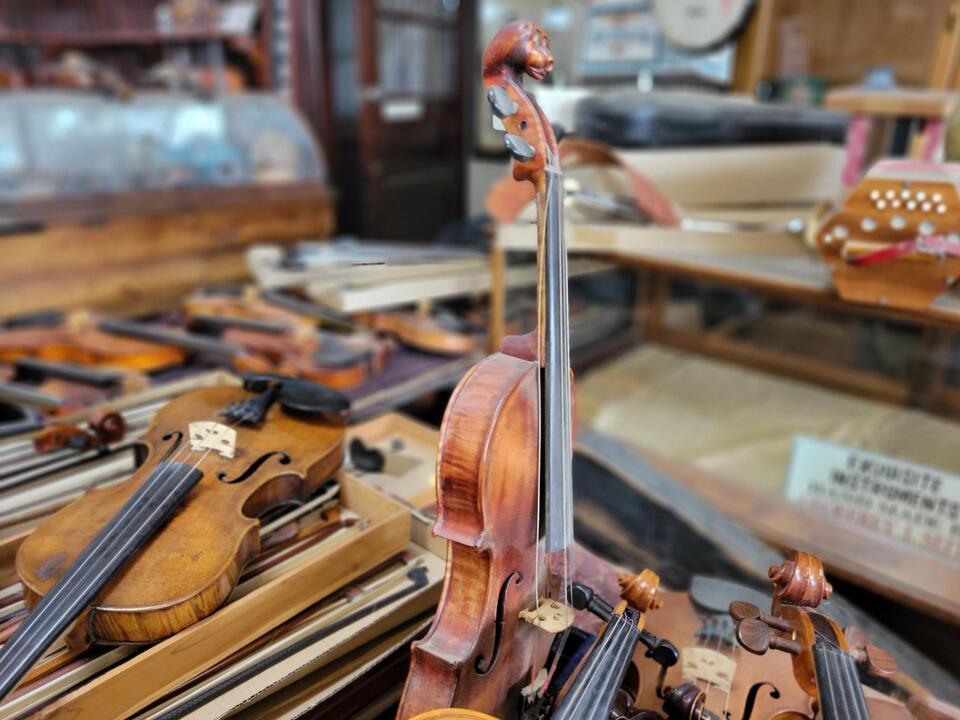 Roaming St. Louis: Violinmaker practices age-old craft in South City ...