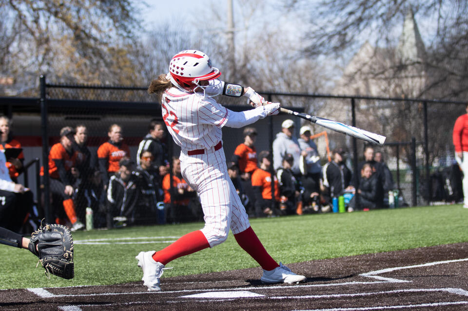 Softball splits final weekend series before conference play - NewsBreak