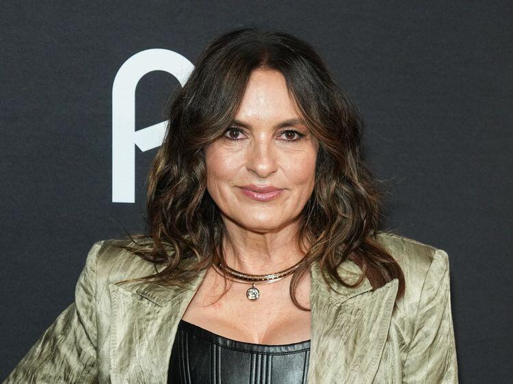 Mariska Hargitay Confirmed the Podiatrist-Approved Sneaker Brand ...